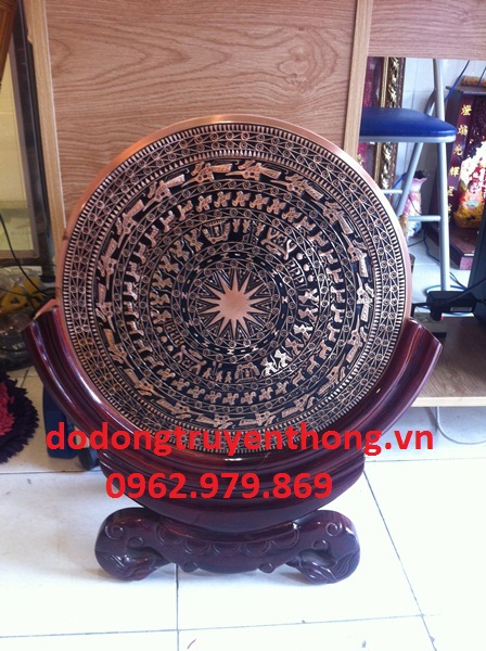 Mặt trống đồng đỏ đúc khung đục treo văn phòng sang trọng